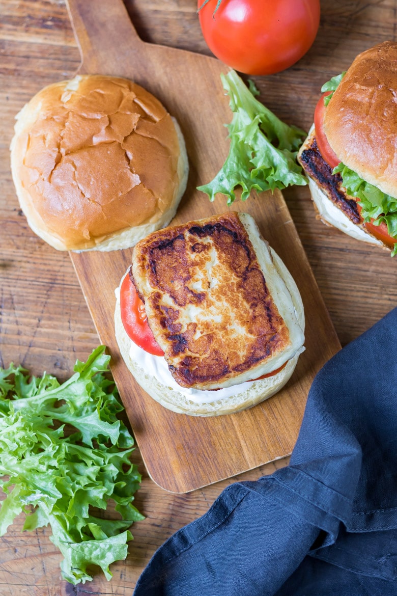 Cajun Halloumi Burger with Garlic Yogurt Sauce - Veggie Desserts