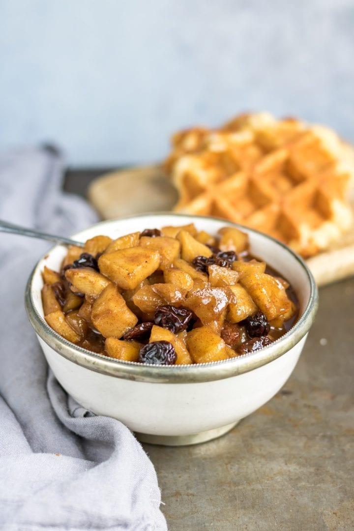 Cinnamon Apple Compote with Raisins - Veggie Desserts