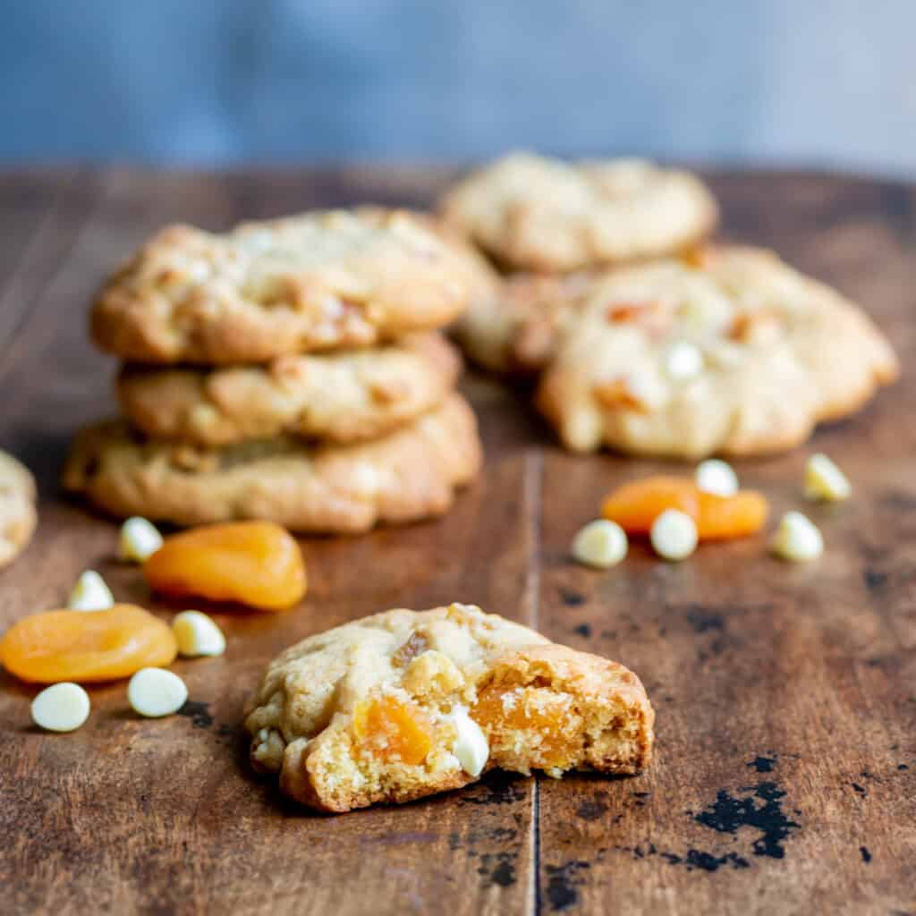 Apricot Cookies with White Chocolate - Veggie Desserts