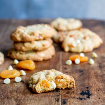 Apricot Cookies with White Chocolate - Veggie Desserts